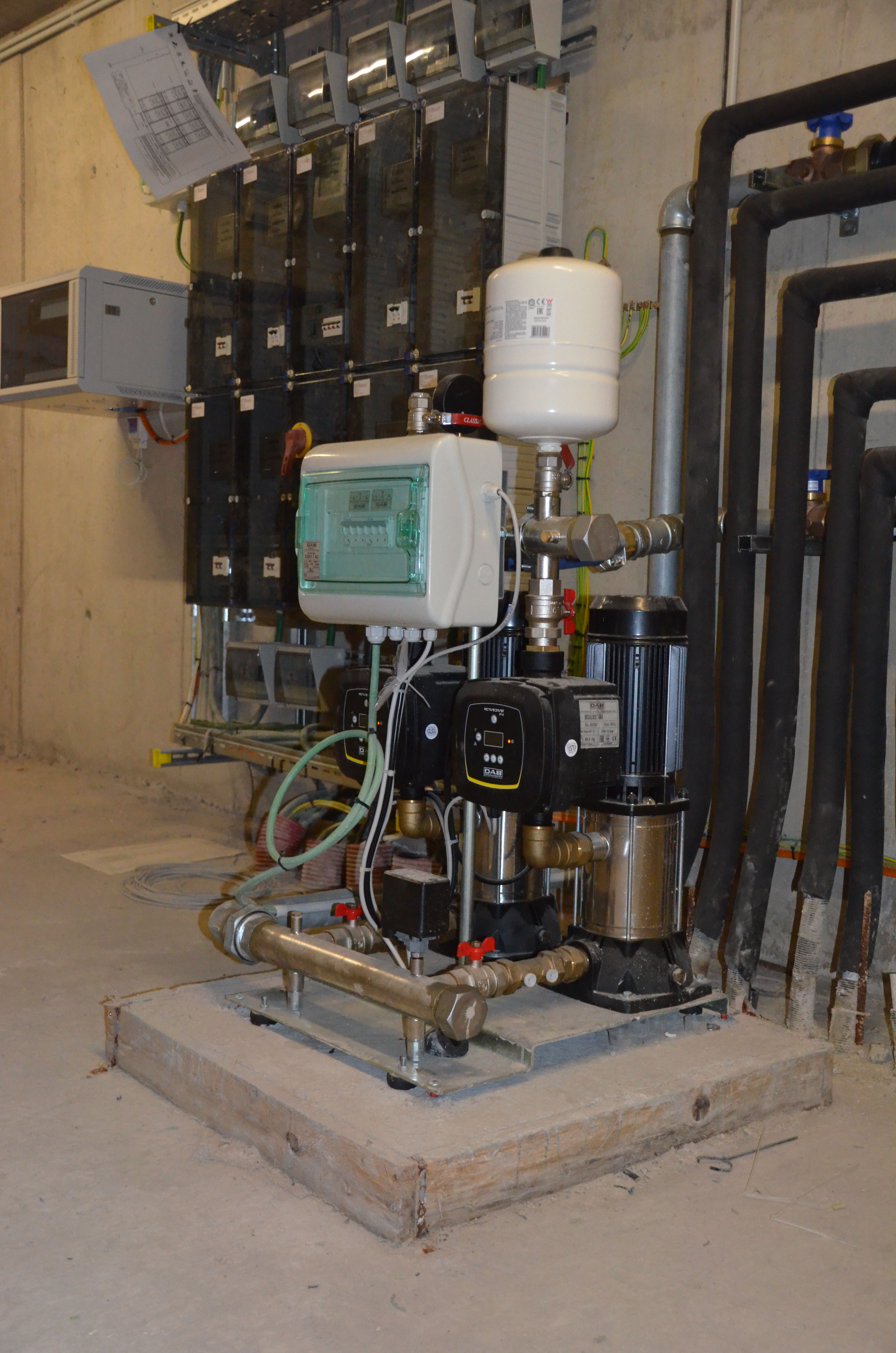 DAB GOES BACK TO SCHOOL… AS A UNIVERSITY TEACHER! | DAB Pumps